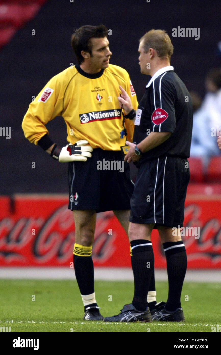 Swindon town goalkeeper rhys evans hi-res stock photography and images ...