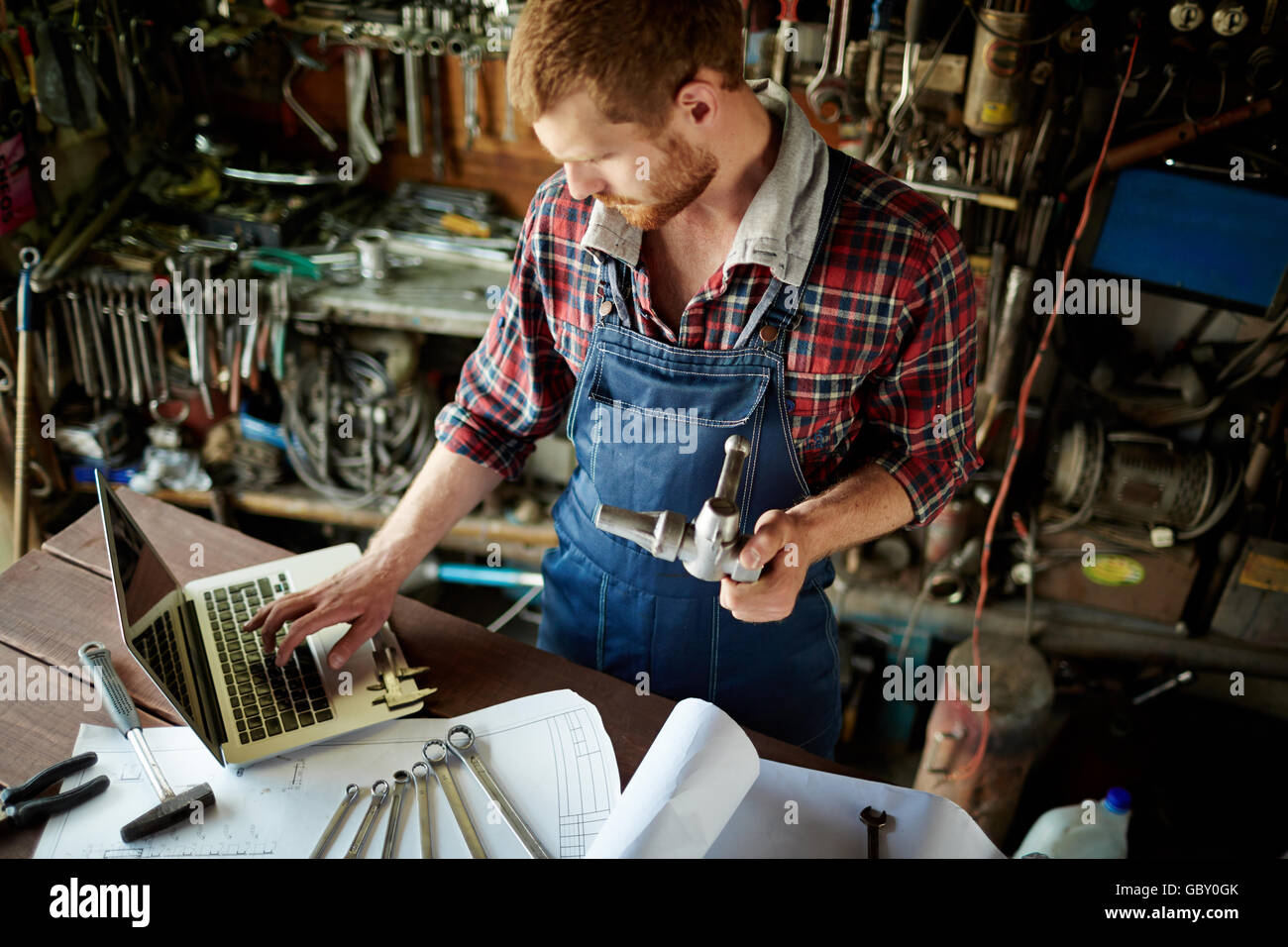 Mechanic using computer in auto hi-res stock photography and images - Alamy