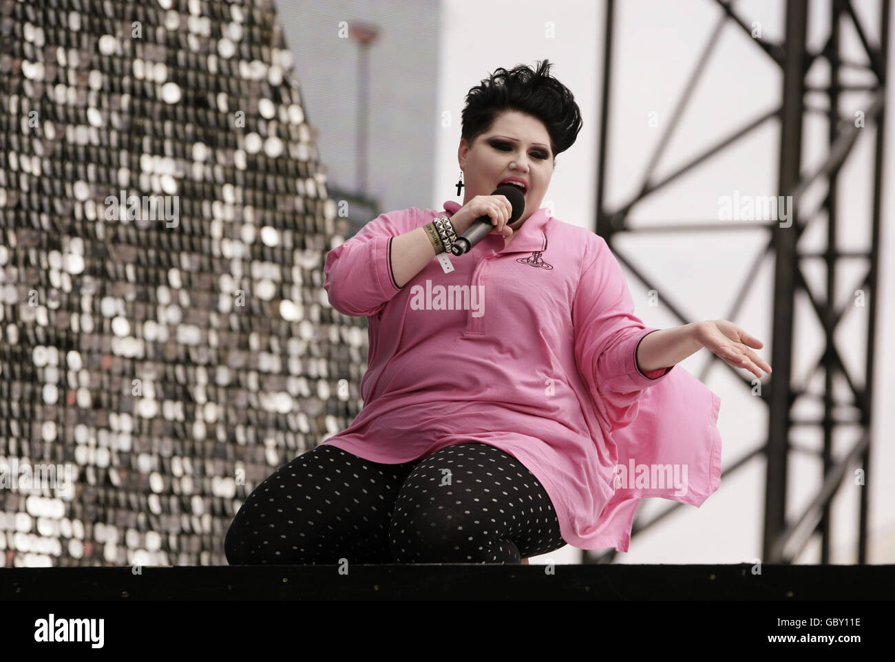 Gossip singer hi-res stock photography and images - Alamy