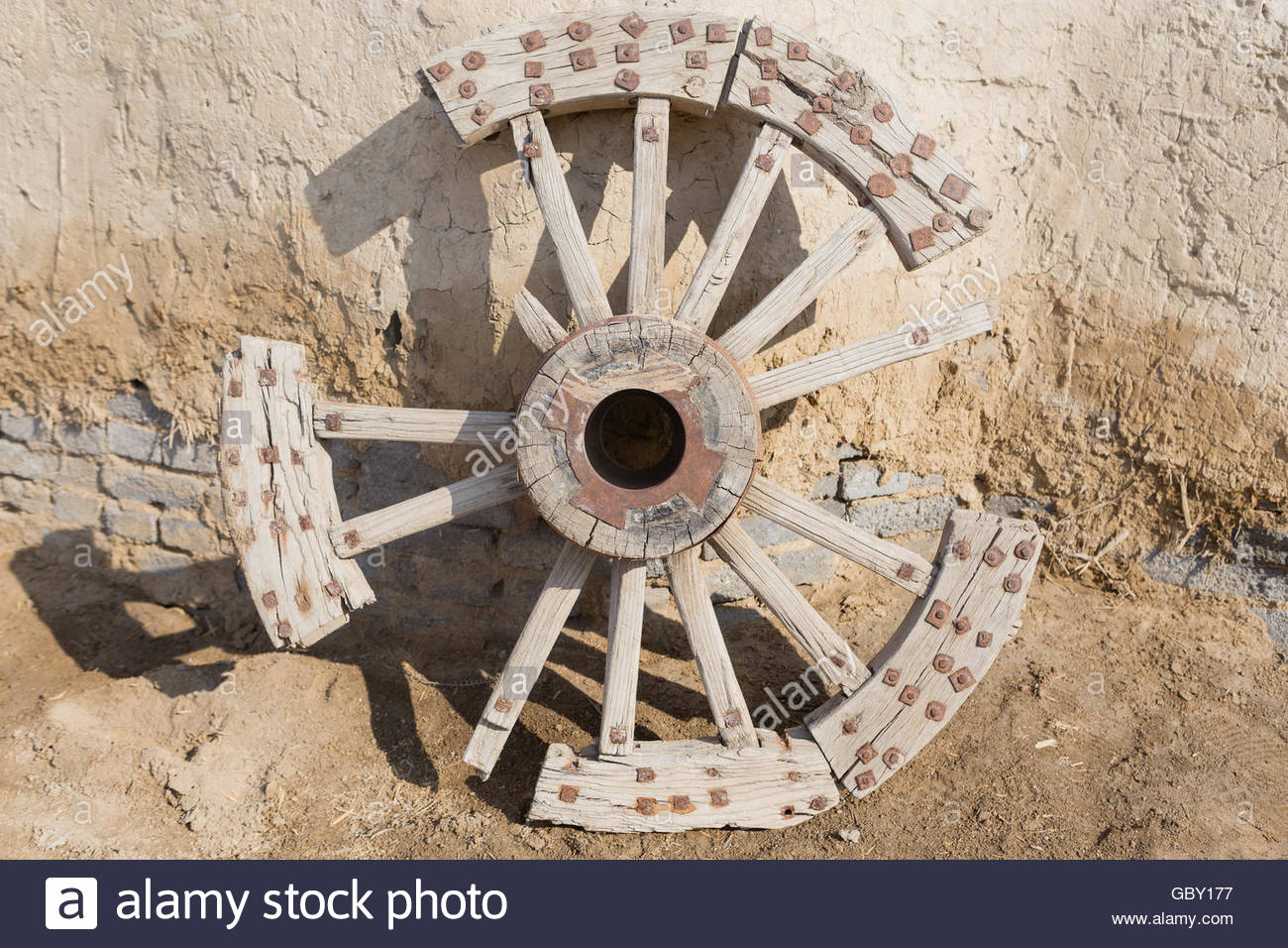 Old Broken Wooden Wagon Wheel Stock Photos & Old Broken Wooden Wagon ...