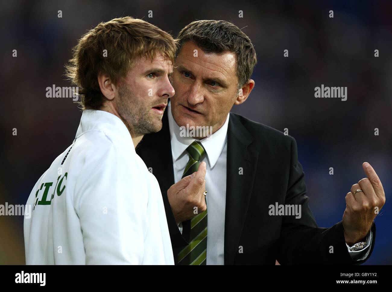Left to right celtic manager tony mowbray hi-res stock photography and ...