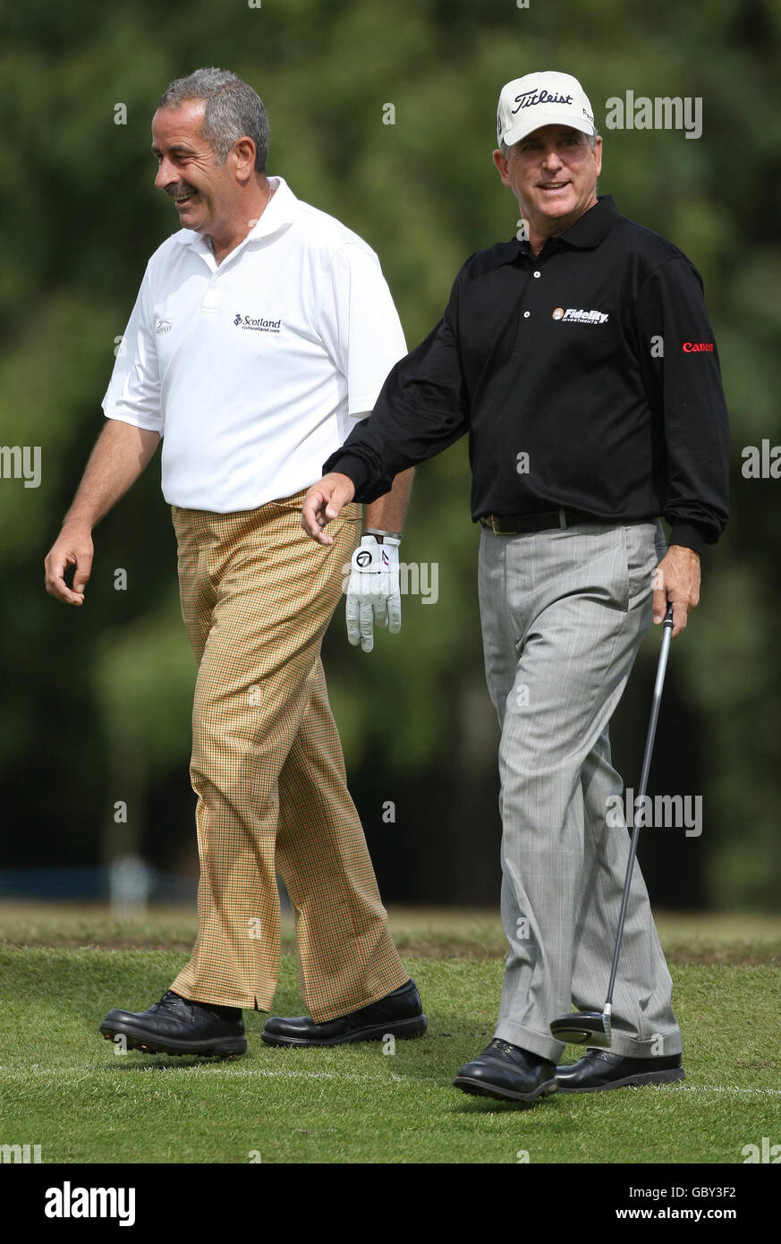 Scotland's Sam Torrance (left) and the USA's Jay Haas enjoy a lighter ...