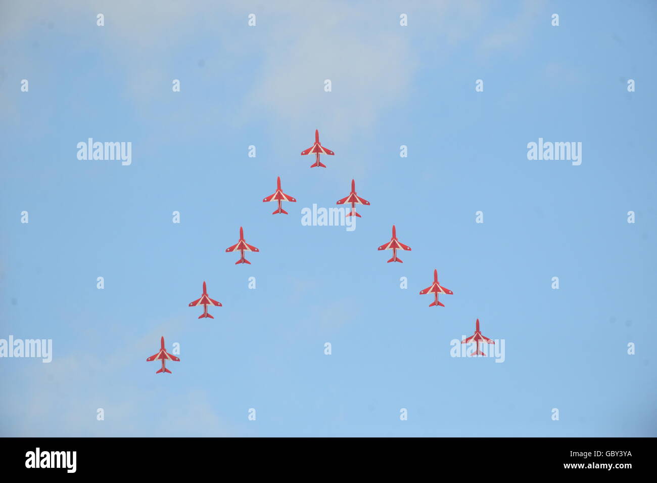 Aircraft flying v formation hi-res stock photography and images - Alamy