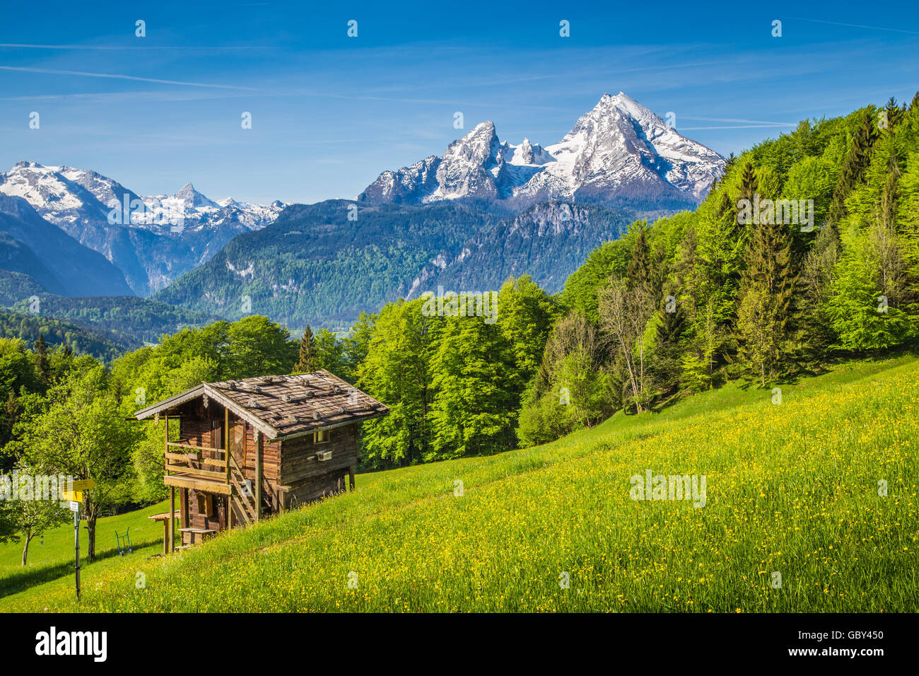 Idyllic mountain scenery with traditional mountain chalet in the Alps ...