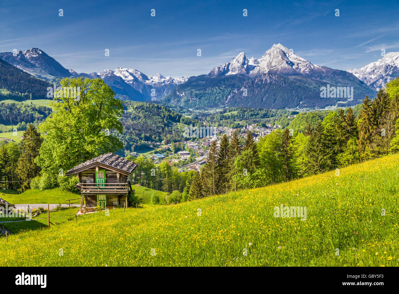 Idyllic mountain scenery with traditional mountain chalet in the Alps ...