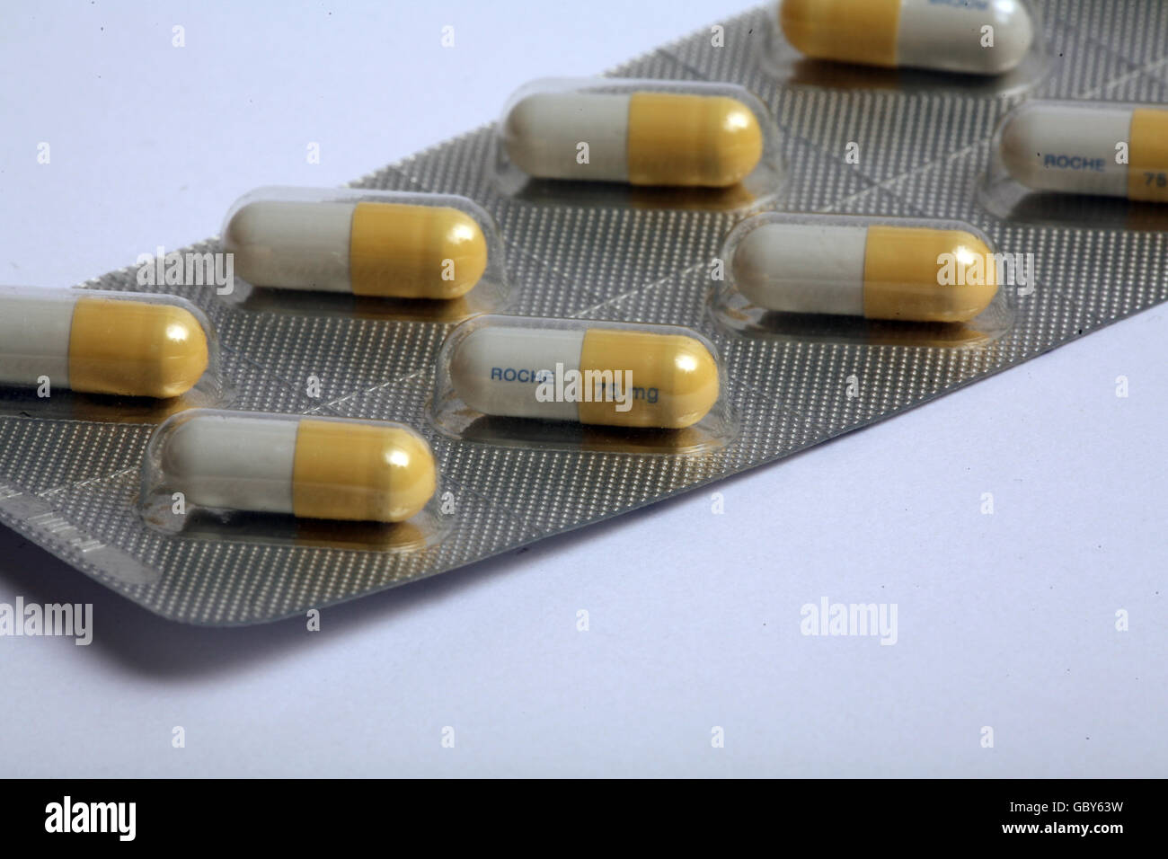 Generic pictures of Tamiflu capsules and packaging Stock Photo - Alamy