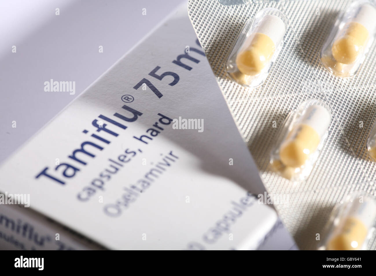 Tamilu capsules. Generic pictures of Tamiflu capsules and packaging ...