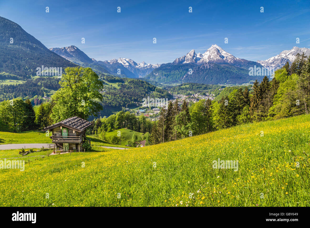 Idyllic mountain scenery with traditional mountain chalet in the Alps ...