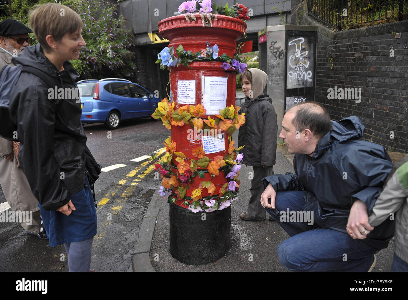 Royal mail post box attached hi-res stock photography and images - Alamy
