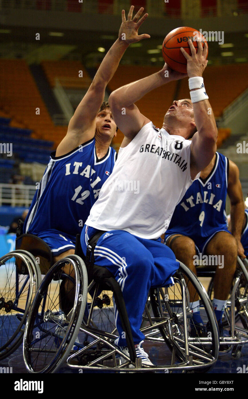 Great britains simon munn shoots for 2 points hi-res stock photography ...