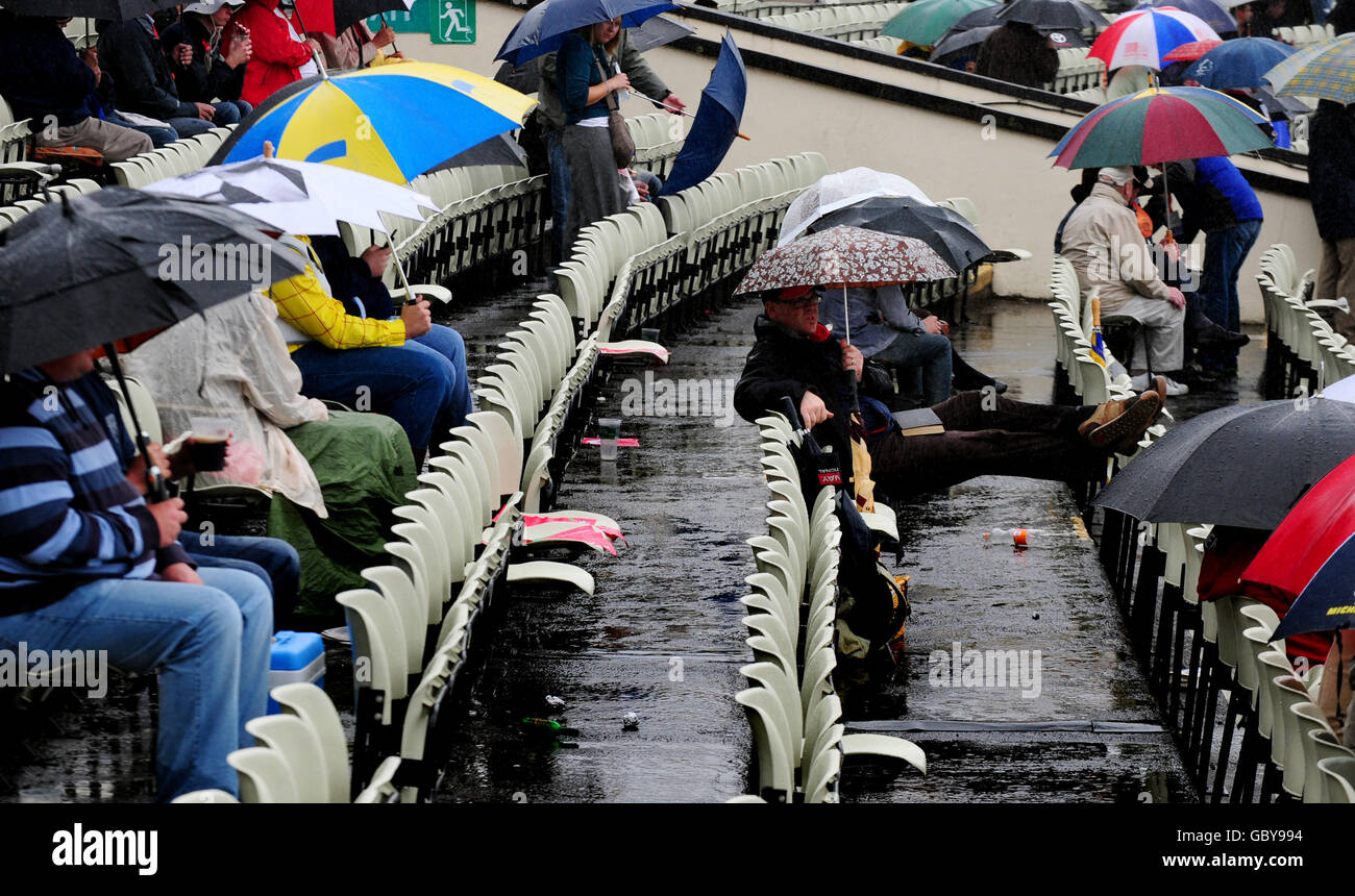 Sport cricket rain delay photo hi-res stock photography and images - Alamy