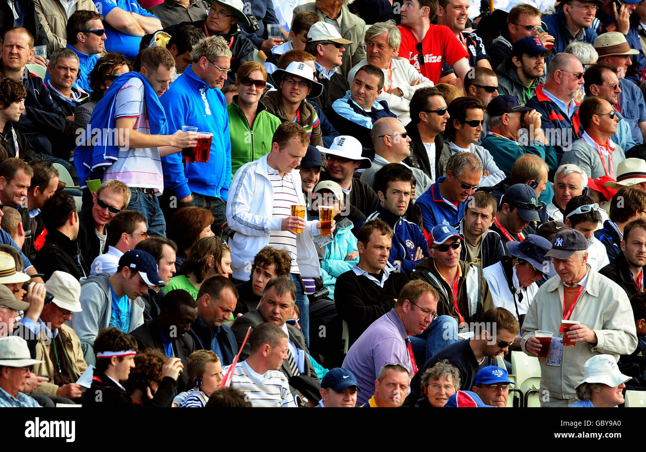 Cricket fans beers hi-res stock photography and images - Alamy