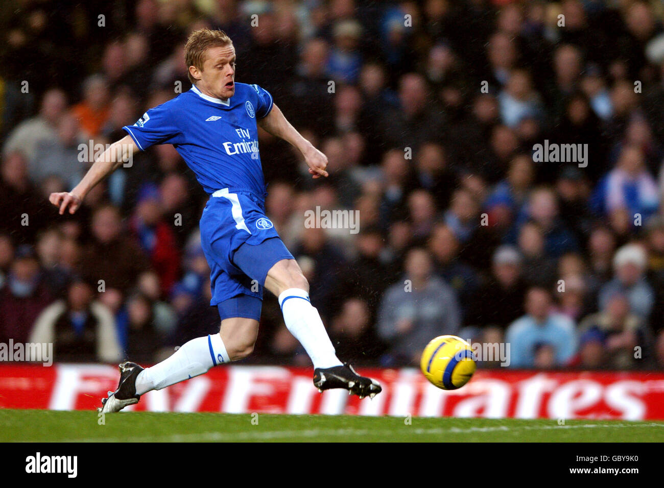 Chelsea's Damien Duff on his way to scoring the opening goal against ...