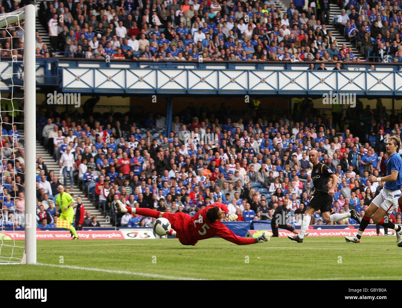 Manchester City's Stephen Ireland (centre) scores past Rangers ...