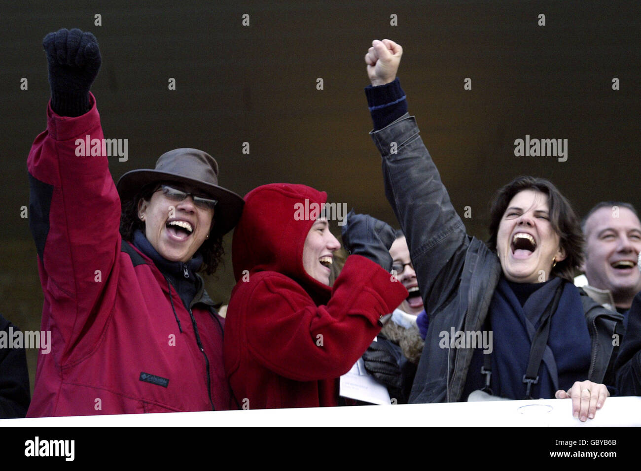 Horse Racing - Aintree Races - Festival of Horsepower. Racegoers soak ...
