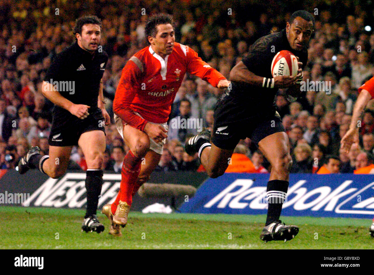 New Zealand's Joe Rokocoko (r) gets away from Wales' Gavin Henson (r ...