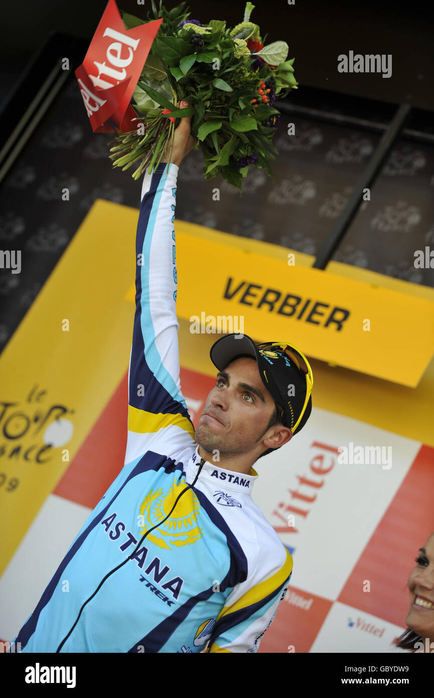 Alberto Contador celebrates winning stage 15 on the podium and takes ...