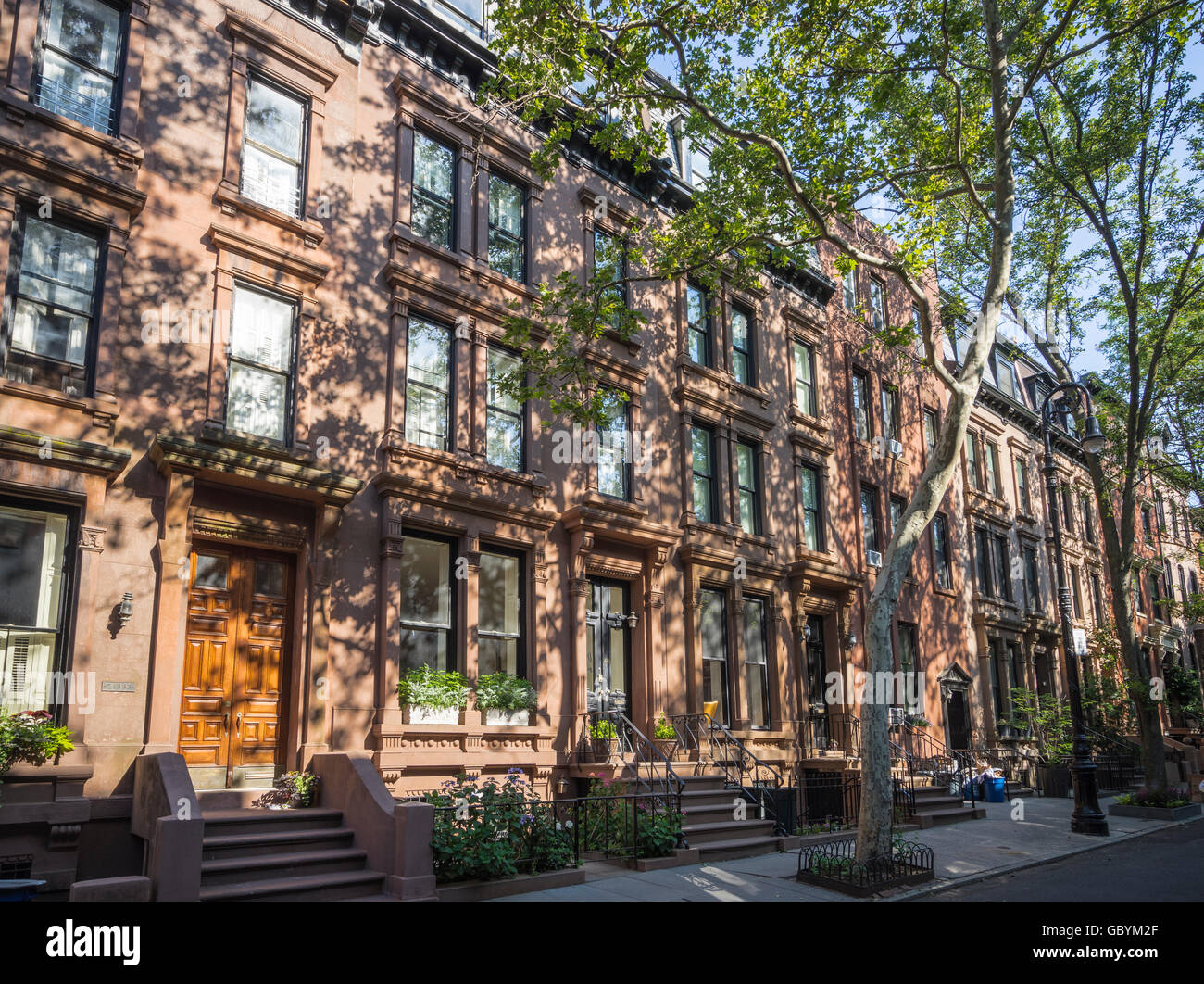 Brooklyn street brownstones hi-res stock photography and images - Alamy