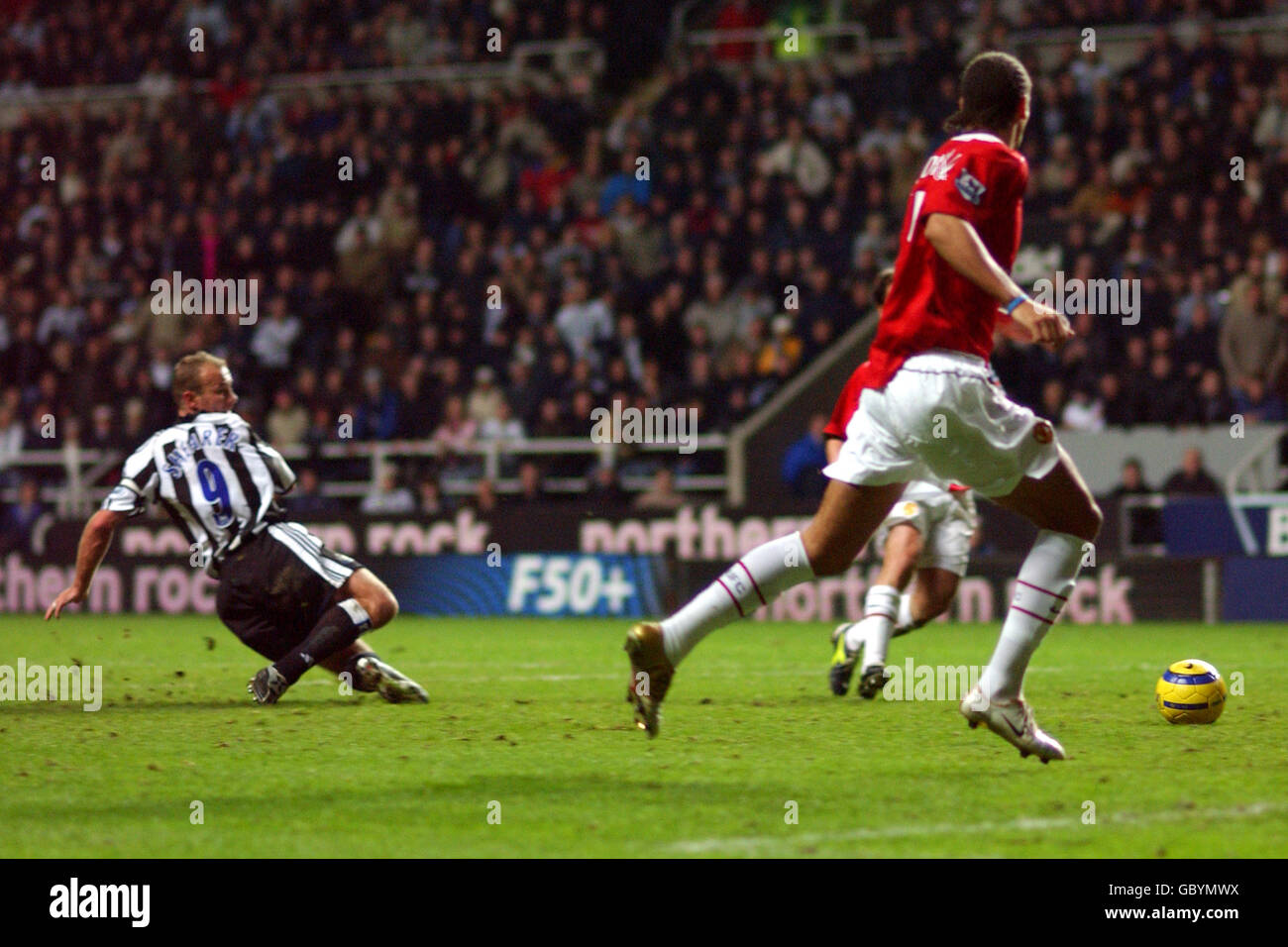 Alan shearer manchester united goal hi-res stock photography and images ...