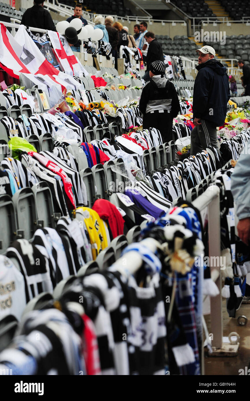 Football soccer fan fans tribute hi-res stock photography and images ...