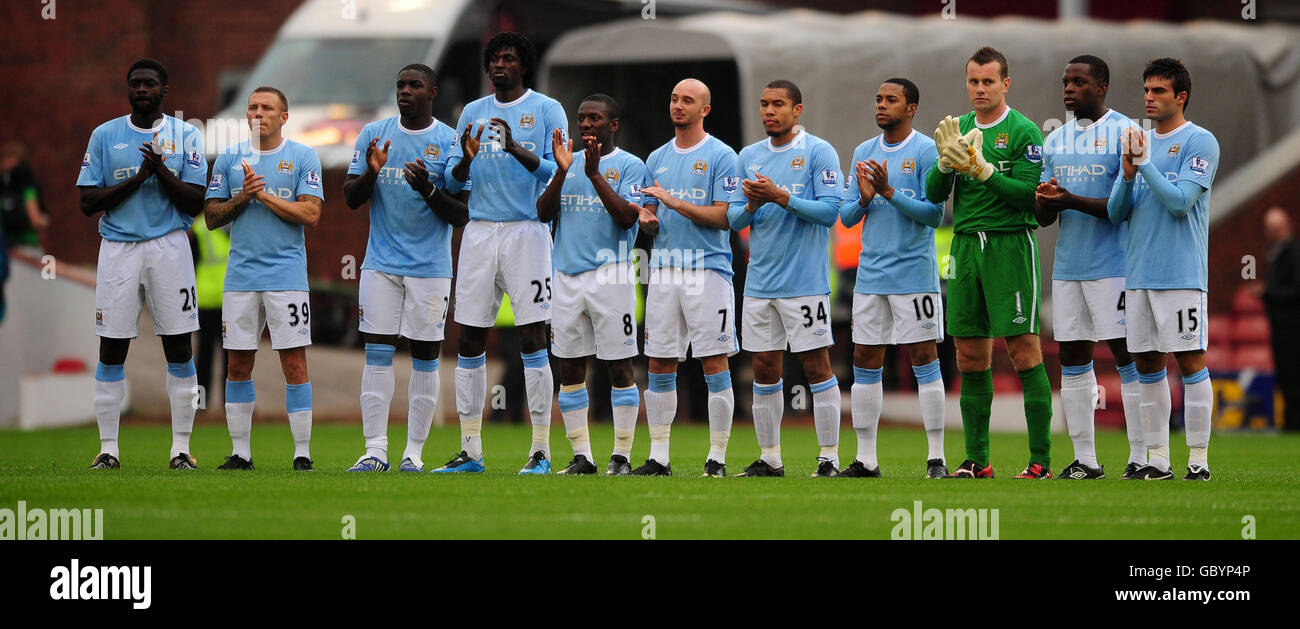 The Manchester City team join in one minute's applause in memory of Sir ...