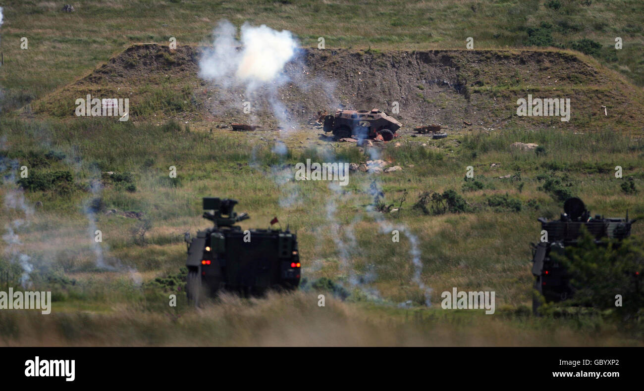 Irish Army Cavalry crewmen prepare for deployment in Chad in September ...