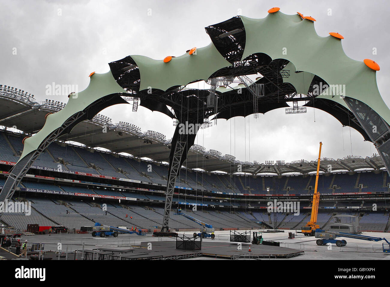The finishing touches added u2s 360 tour croke park hi-res stock ...