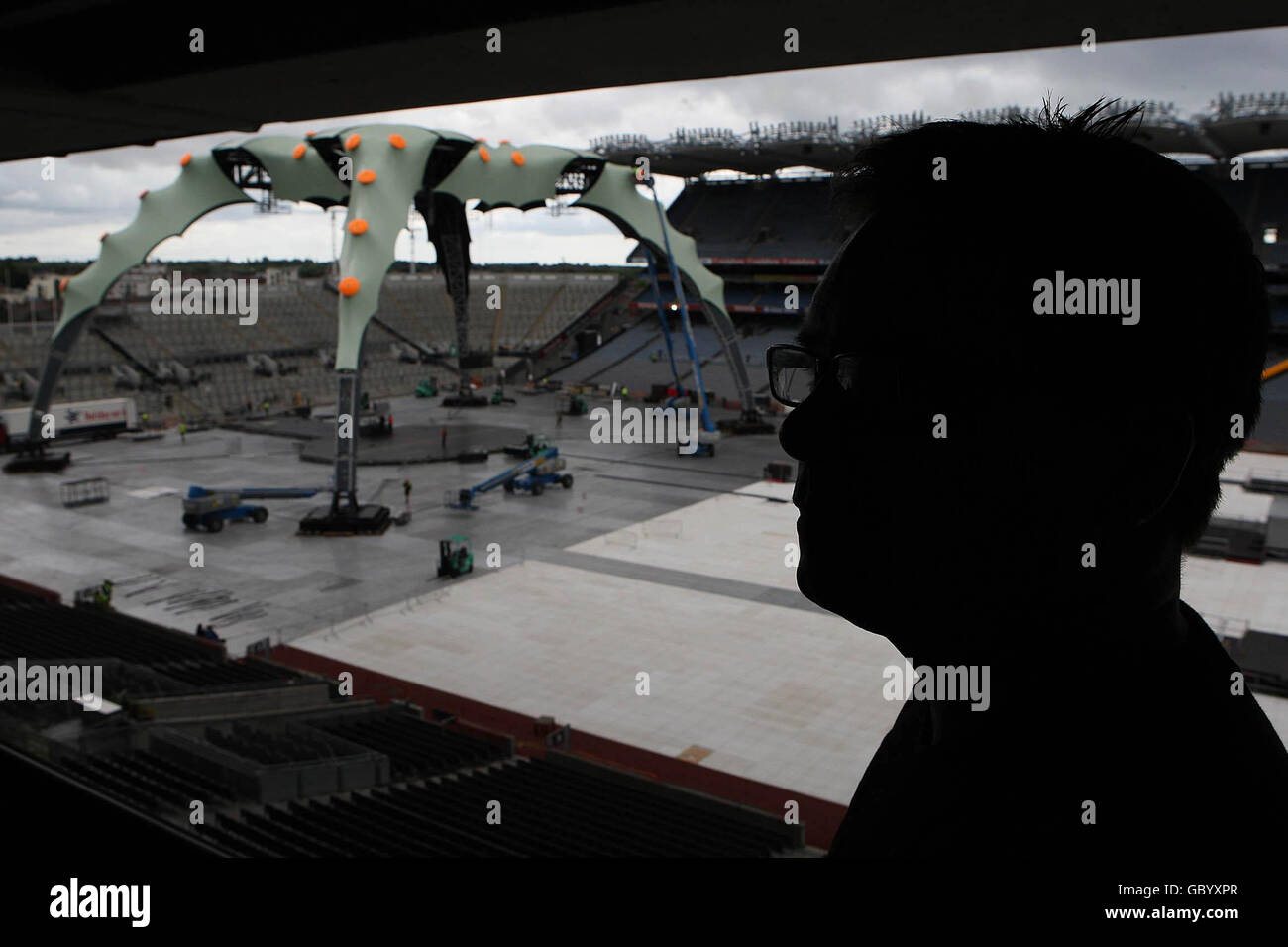 The finishing touches added u2s 360 tour croke park hi-res stock ...