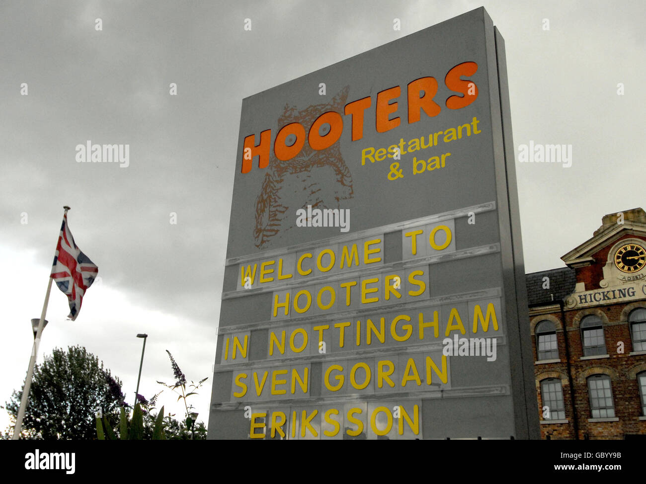 Hooters bar hi-res stock photography and images - Alamy