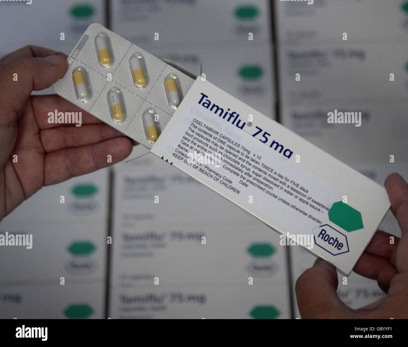 Holds up packet tamiflu hi-res stock photography and images - Alamy