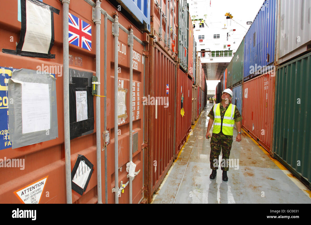 Military personnel from 17 Port & Maritime Regiment unload the MoD ...