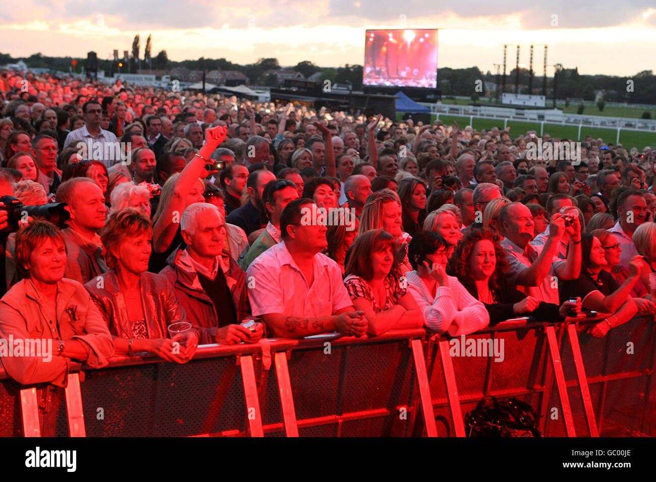 Stage racegoers crowd gv hi-res stock photography and images - Alamy