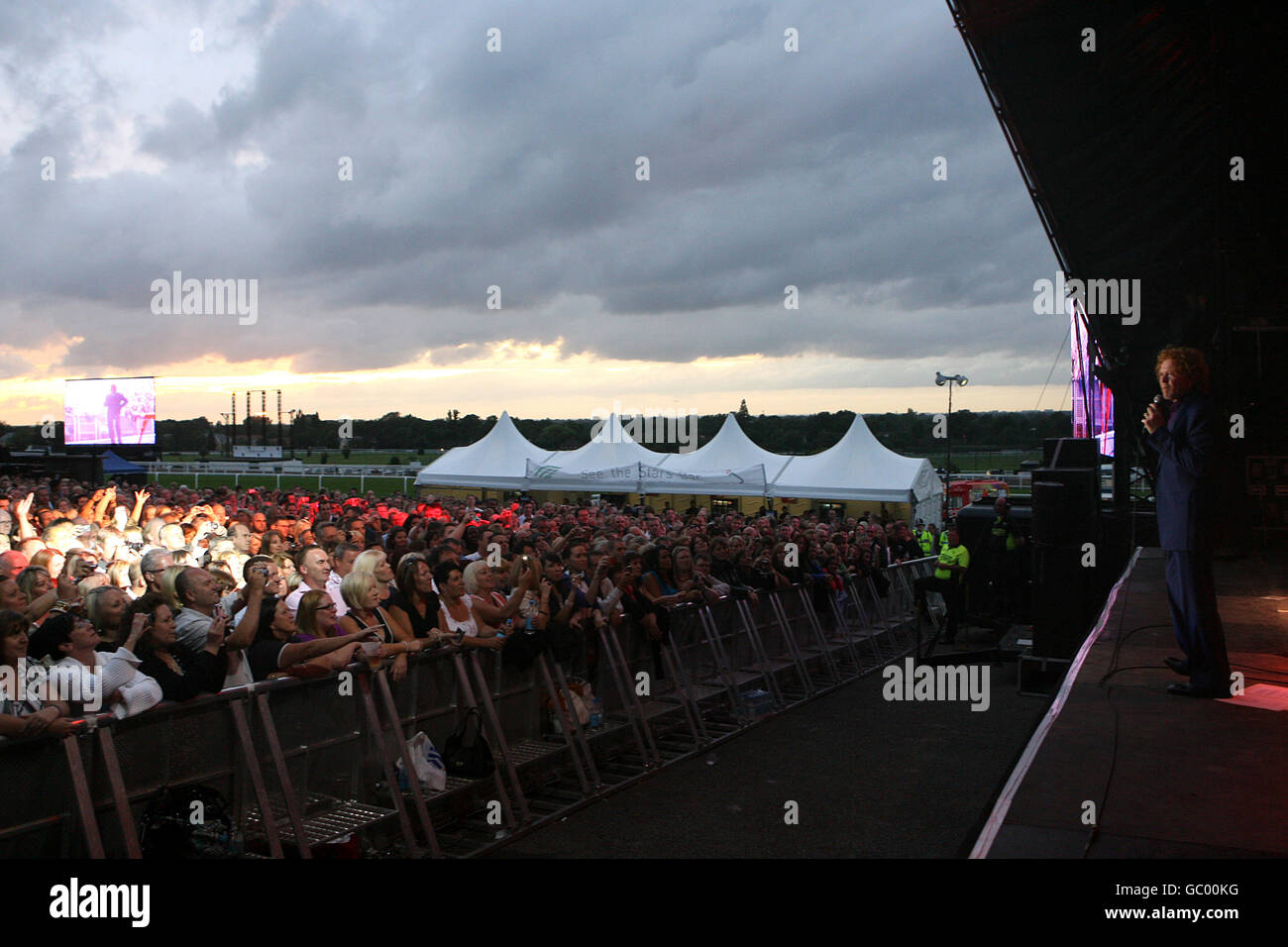Stage racegoers crowd gv hi-res stock photography and images - Alamy