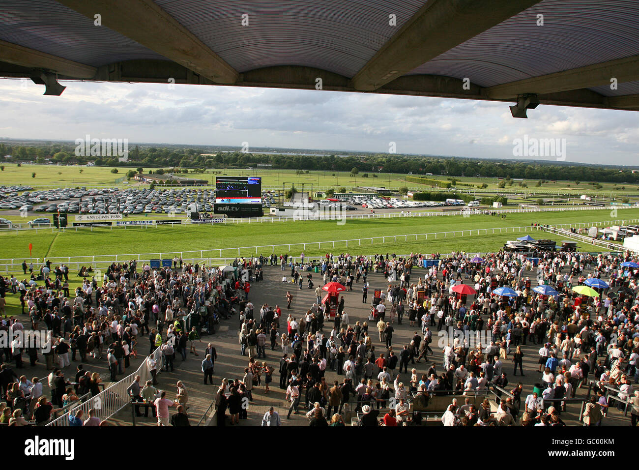 Sandown park racecourse main grandstand hi-res stock photography and ... Sandown park racecourse main grandstand hi-res stock photography and ...