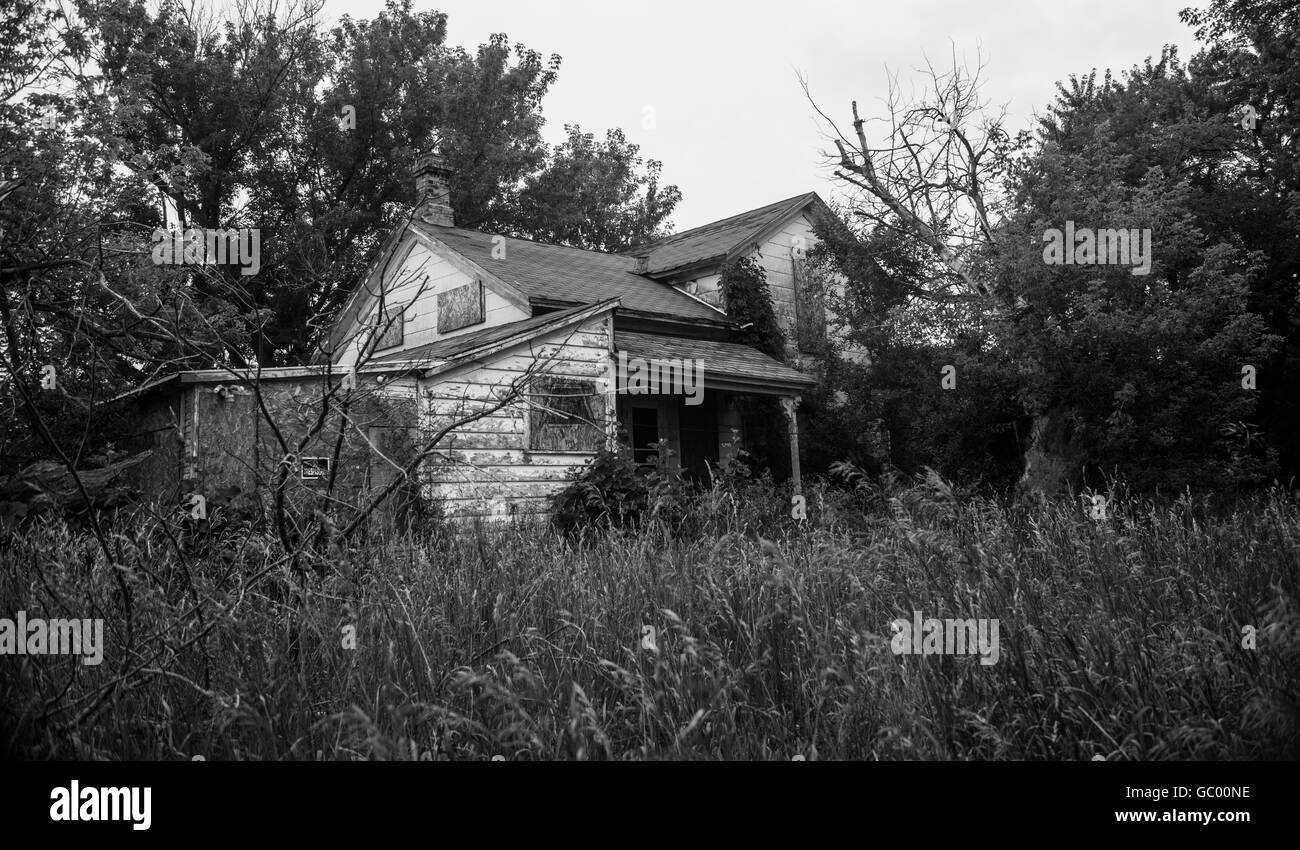 Farm building, old and rundown Stock Photo - Alamy