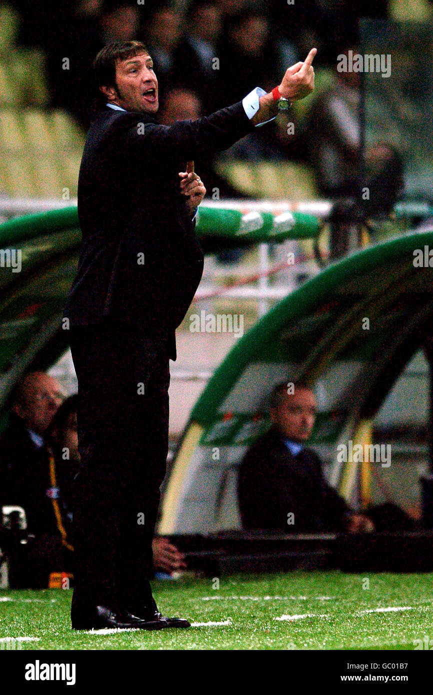 Soccer - UEFA Cup - Group B - Parma v Steaua Bucuresti. Walter Zenga ...
