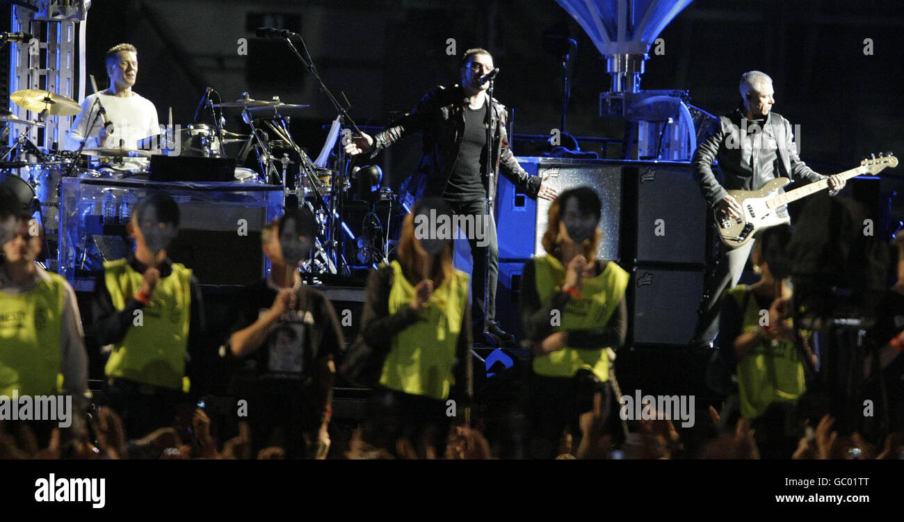U2 perform at croke park in dublin hi-res stock photography and images ...