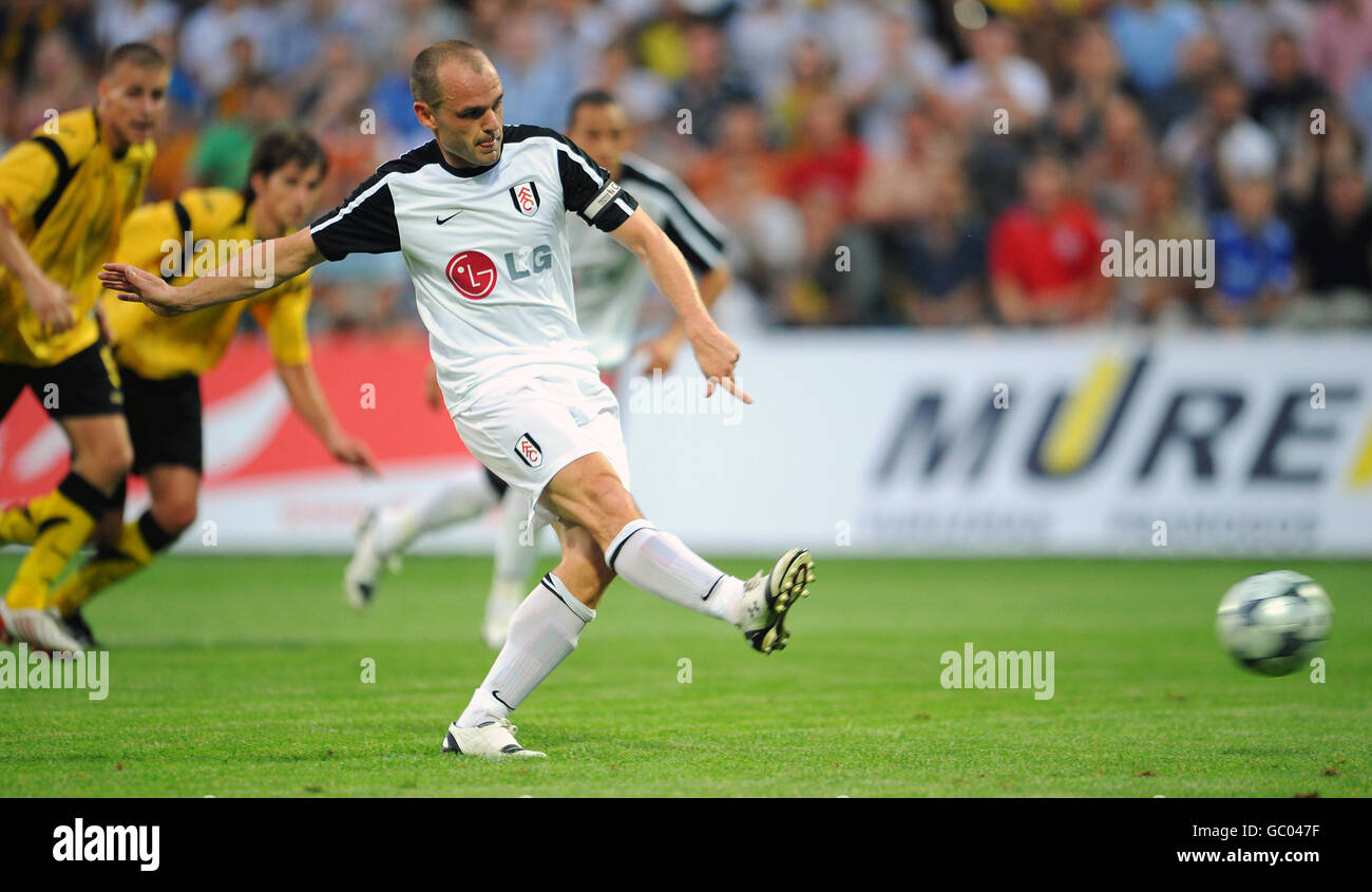 Fulham's Danny Murphy scores the second goal from the penalty spot ...