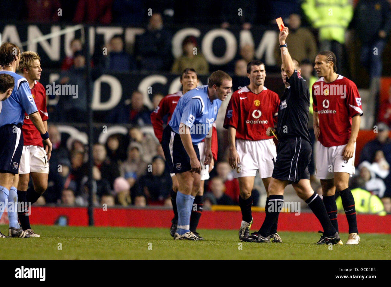 Referee Graham Poll shows Manchester United's Alan Smith (l) a red card ...