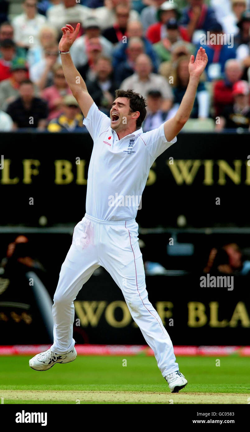 England's James Anderson makes an unsuccessful appeal for the wicket of ...
