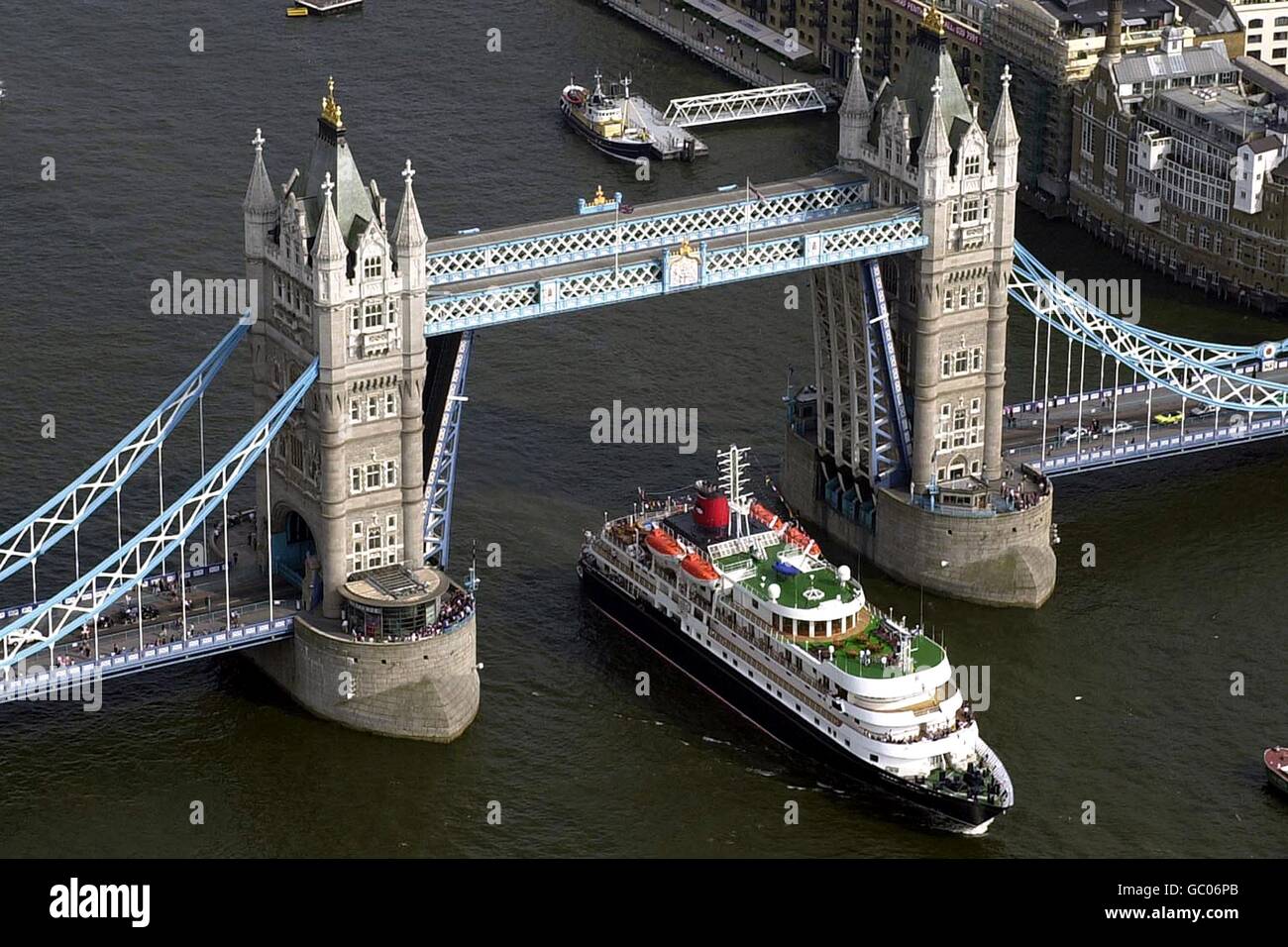 The hebridean spirit cruise ship passes under tower bridge hi-res stock ...