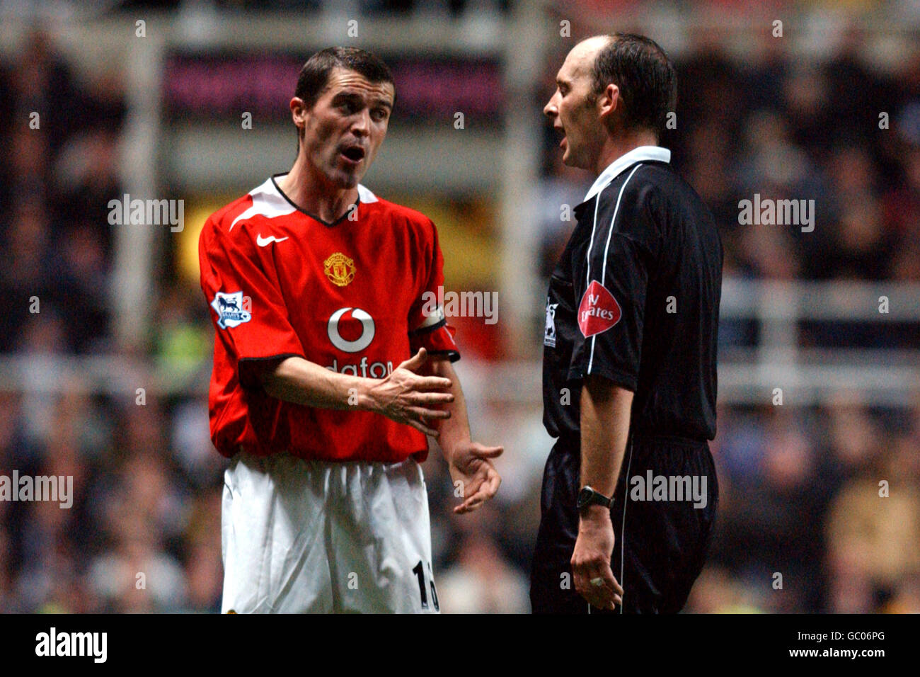 Mike dean referee roy keane hi-res stock photography and images - Alamy