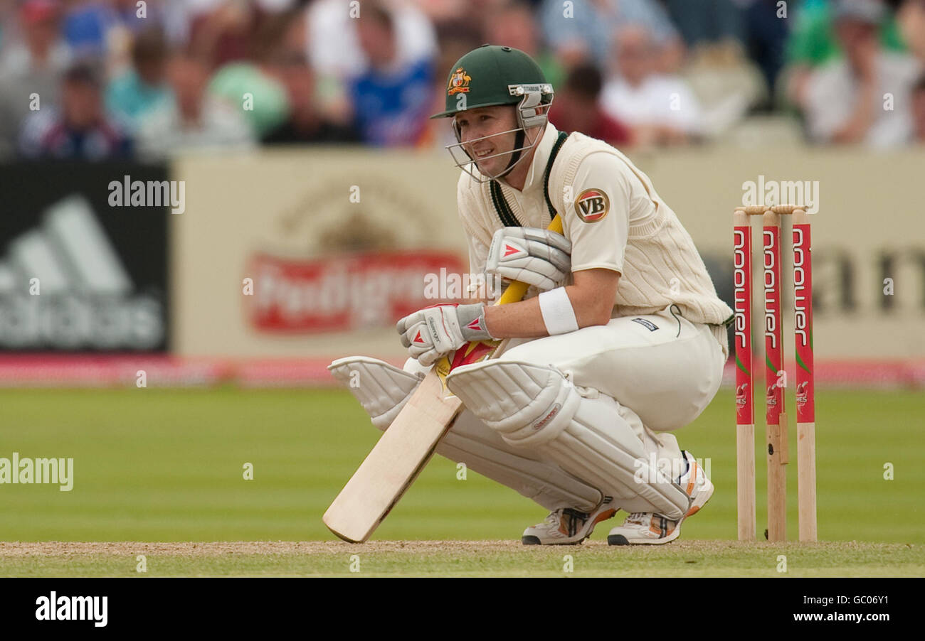 Slow left arm bowler cricket hi-res stock photography and images - Alamy
