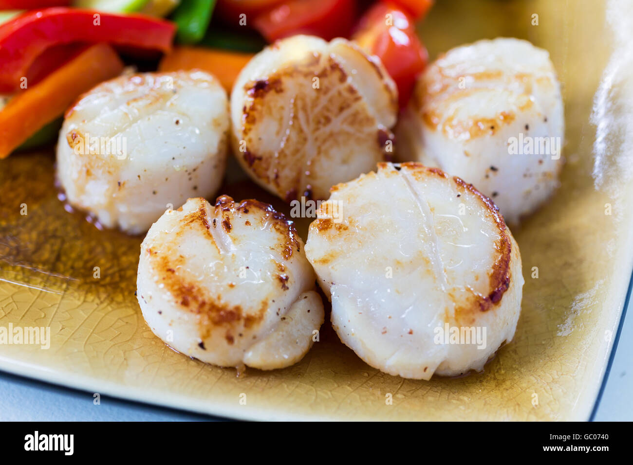 Cooked scallops with vegetables Stock Photo - Alamy