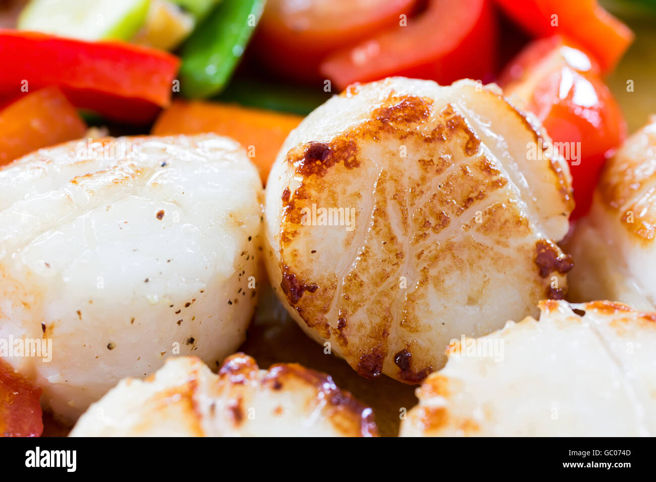 Cooked scallops with vegetables Stock Photo - Alamy