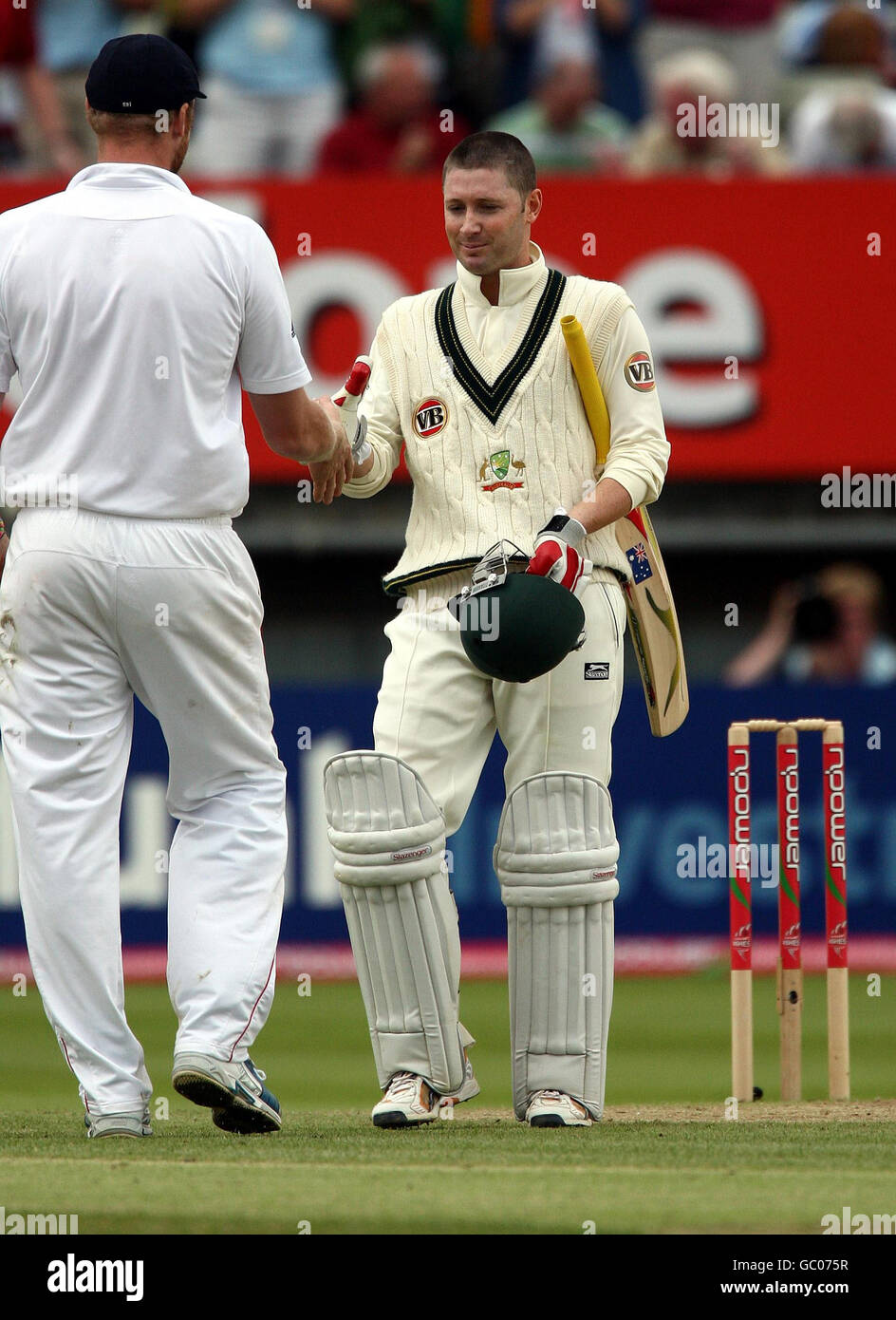 Sport cricket shaking hands hi-res stock photography and images - Alamy