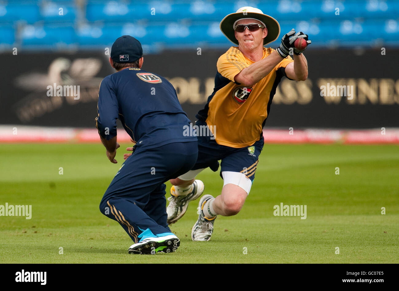 Australian cricketers fielding hi-res stock photography and images - Alamy