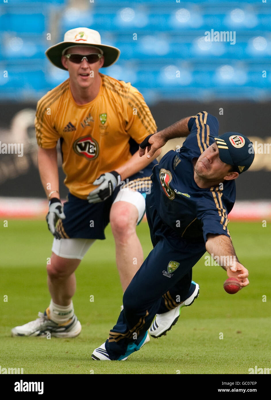 Australian cricketers fielding hi-res stock photography and images - Alamy