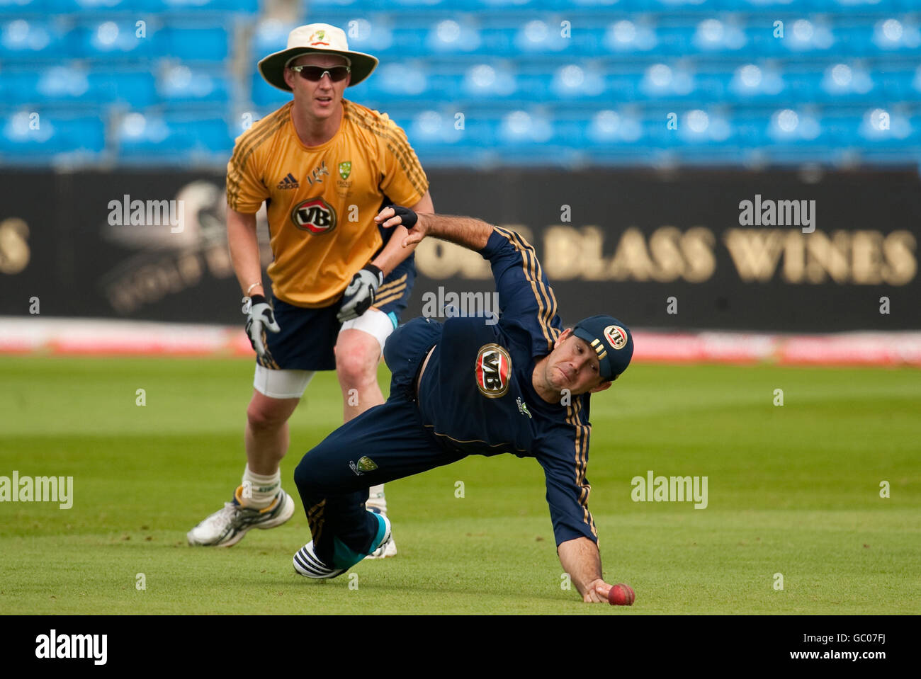 Australian cricketers fielding hi-res stock photography and images - Alamy
