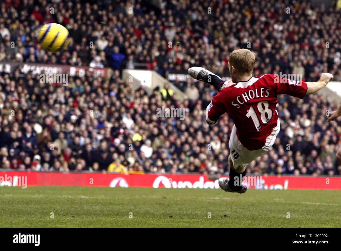 Paul scholes manchester united goal hi-res stock photography and images ...
